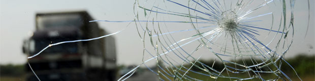 top-5-unusual-causes-cracked-windscreens - Fast Car Glass